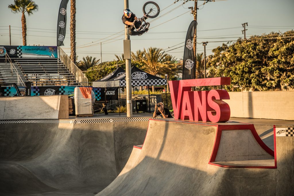 「TableTop / Invert」ライダーの数だけスタイルがある捻り系トリック｜奥深きフリースタイルトリックの世界 - MAGAZINE ...