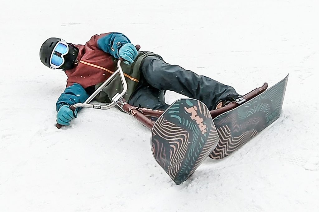 Jykk HOW TO SNOWSCOOT® #2 初心者向けスノースクートの滑り方｜Jykk公式How to ムービー - MAGAZINE ...